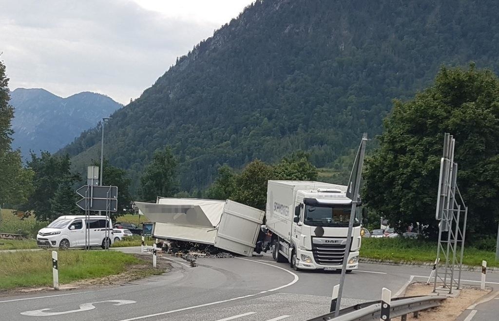 Anhänger in Kreisel umgekippt: Lkw blockiert B20 – Langer Stau bis Bad Reichenhall