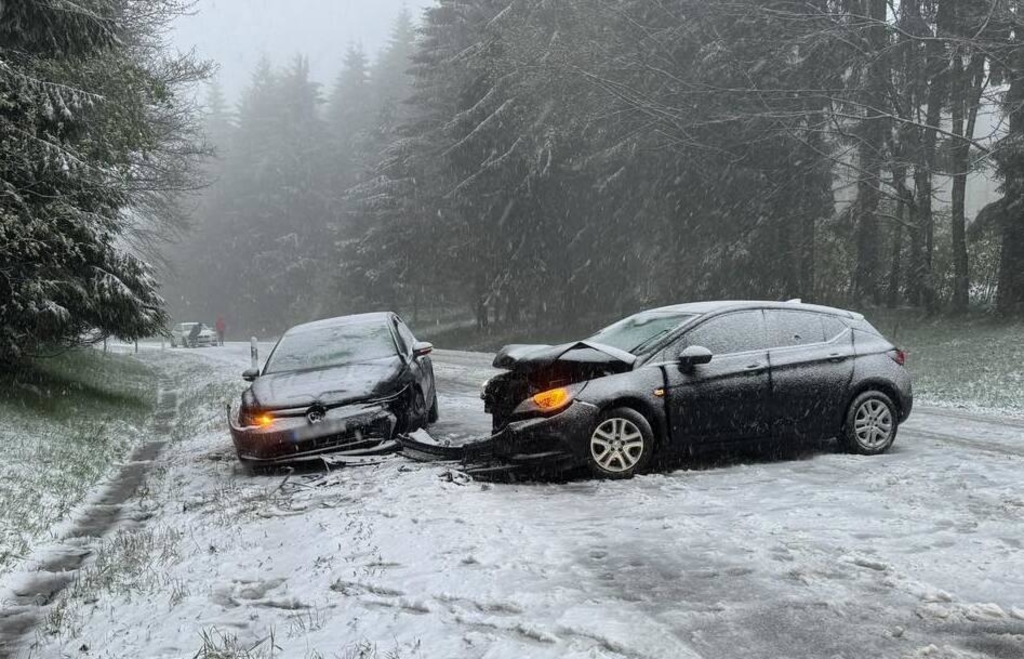 Unfall auf schneeglatter Fahrbahn bei Sankt Englmar: Zwei Verletzte