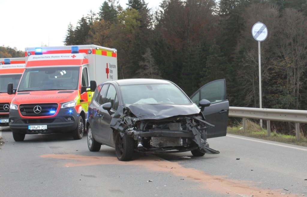 Gegenverkehr übersehen: Zwei Autos kollidieren auf der Staatsstraße 2112 bei Arnstorf