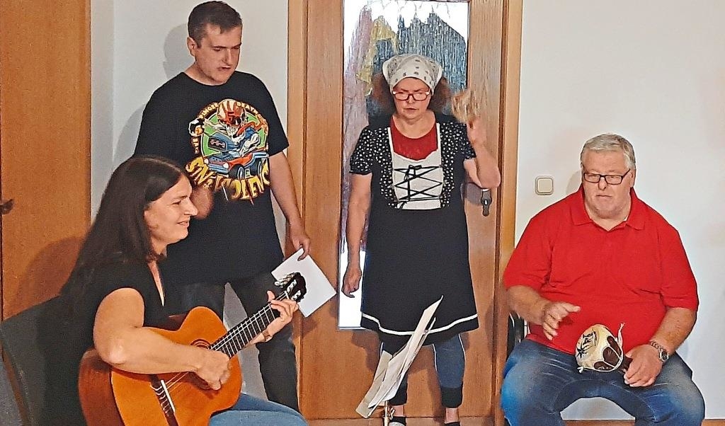 Diakon Mario Unterhuber segnet die Räumlichkeiten der Wohngemeinschaft ...