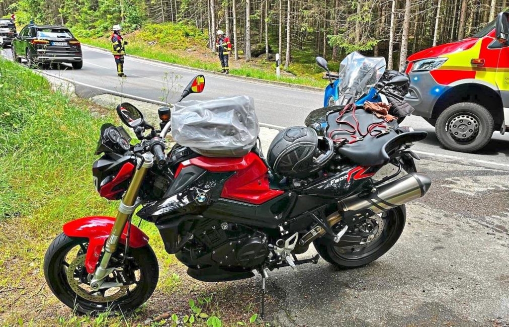 Motorradfahrer prallt gegen Leitplanke: 75-Jähriger war vermutlich zu schnell unterwegs