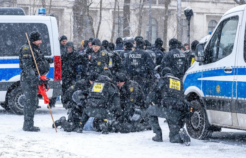 Auseinandersetzungen bei Demos nach Anschlag in München – Polizei nennt Details