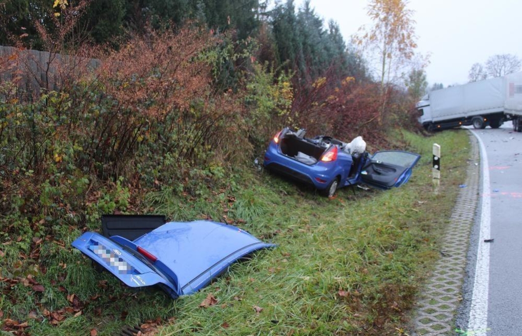 Autofahrerin (51) stirbt bei Kollision mit Lkw zwischen Vilshofen und Garham