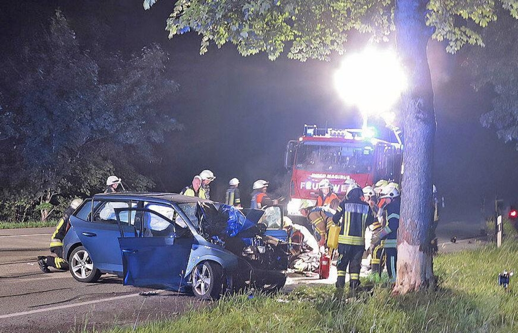 Auto prallt in Marktschellenberg gegen Baum – 24-Jähriger eingeklemmt und schwerst verletzt