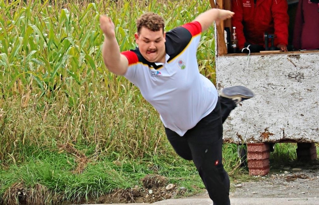 Auerbacher haut einen raus! Neucomer Adamek schlägt Seriensieger ...