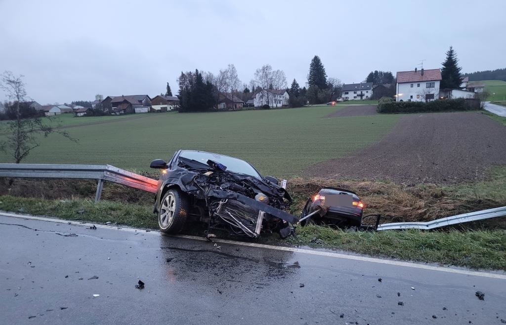 Zusammenstoß zwischen zwei Autos bei Eggenfelden: Drei Verletzte und hoher Sachschaden