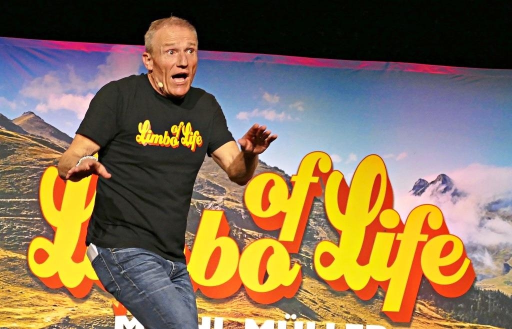 Lachend durchs Leben tanzen: Michl Müller begeistert mit „Limbo of Life ...