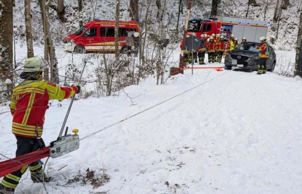 In Richtung Moar Alm bei Piding: Auto gerät auf verschneitem Wanderweg ...