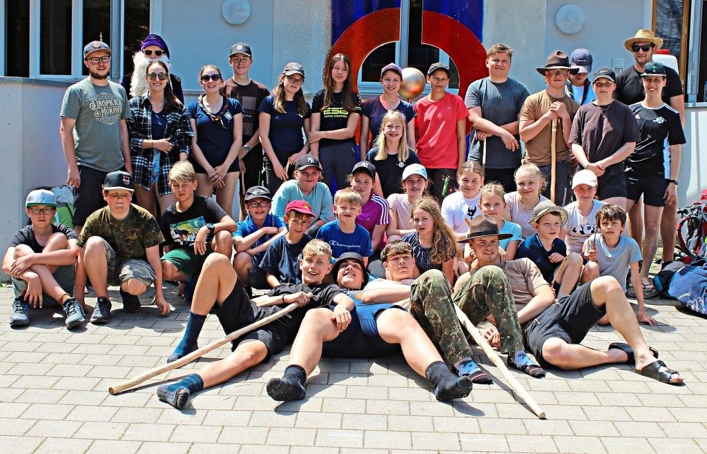 Pfadfinder wandern mit Karte und Kompass durch Niederbayern nach Hogwarts