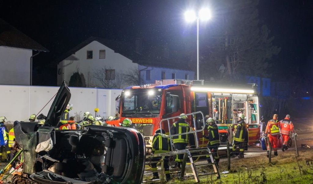 Traunreuter (47) stirbt bei Autounfall in St. Georgen – Zwei weitere Männer schwer verletzt