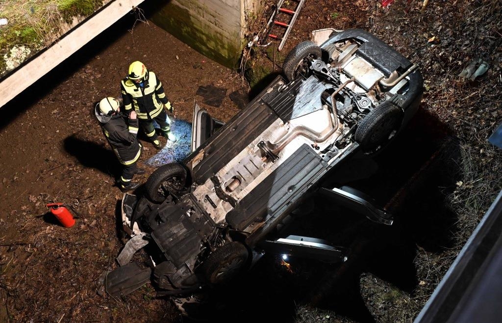 Unfälle am Abend: Zwei Autos landen in Oberbayern auf dem Dach