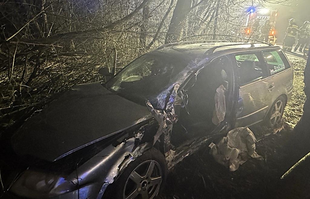 Betrunkener (31) verletzt sich bei Autounfall nahe Hebertsfelden schwer