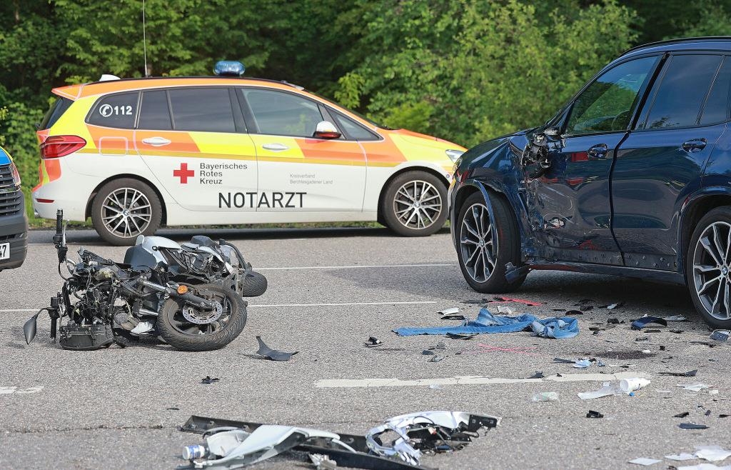 Bei Einbiegen auf die B21: Autolenkerin übersieht Rollerfahrer