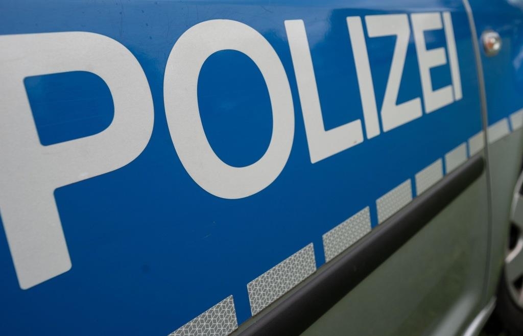 Hakenkreuz und ARD/ZDF: Polizei sucht nach Schmierfink an A92-Parkplatz