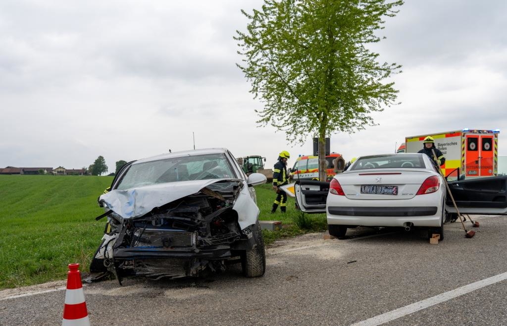 Schwerer Unfall auf Tyrlbrunner Kreuzung fordert zwei Verletzte