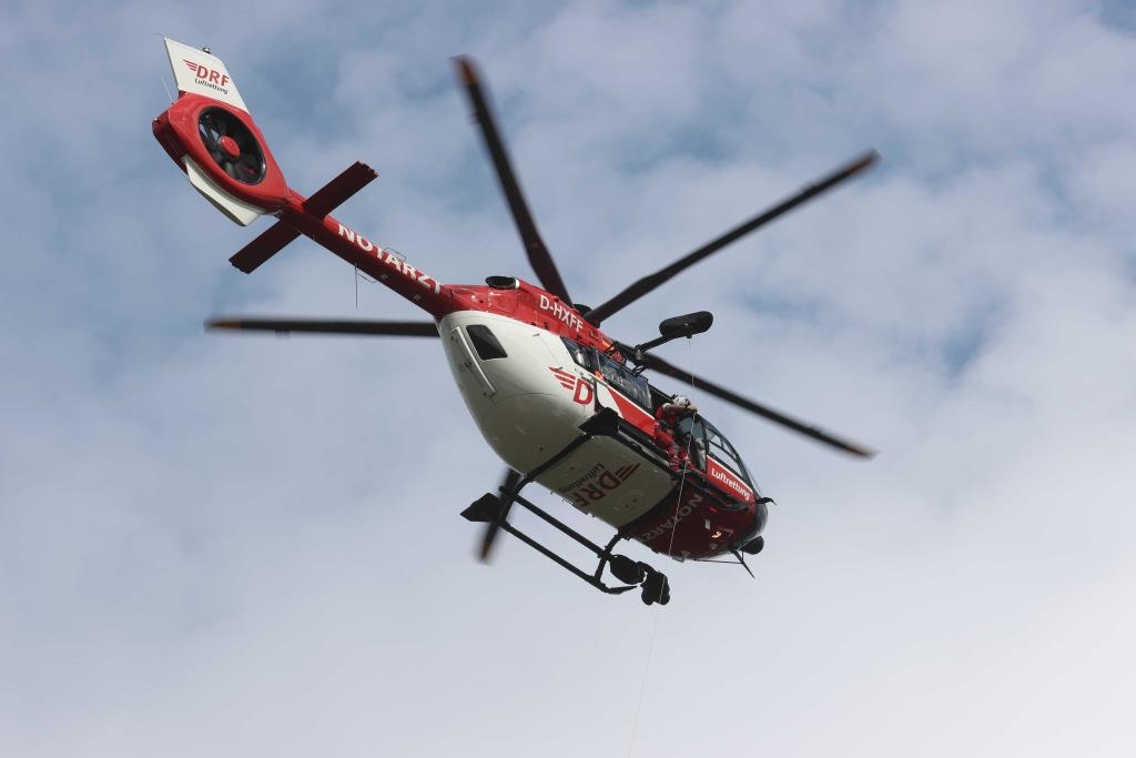 Motorradfahrer (58) überschlägt sich bei Grattersdorf – Rettungshubschrauber im Einsatz