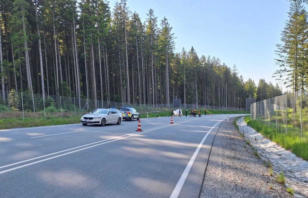 Nach tödlichem Motorradunfall auf der B85: Polizei sucht nach Zeugen