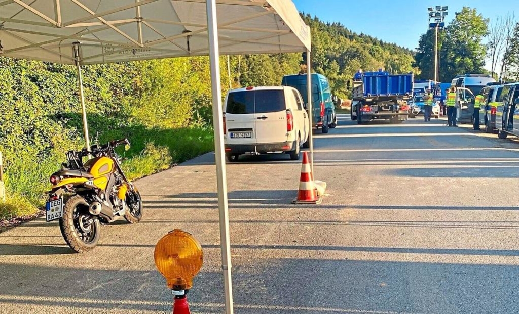Polizei kontrolliert 300 Fahrzeuge auf der B11