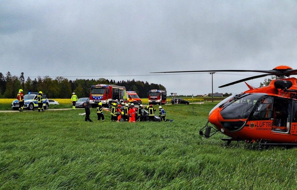 Drei Leichtverletzte bei Zusammenstoß zweier Autos an Kreuzung zwischen Marienberg und Pirach