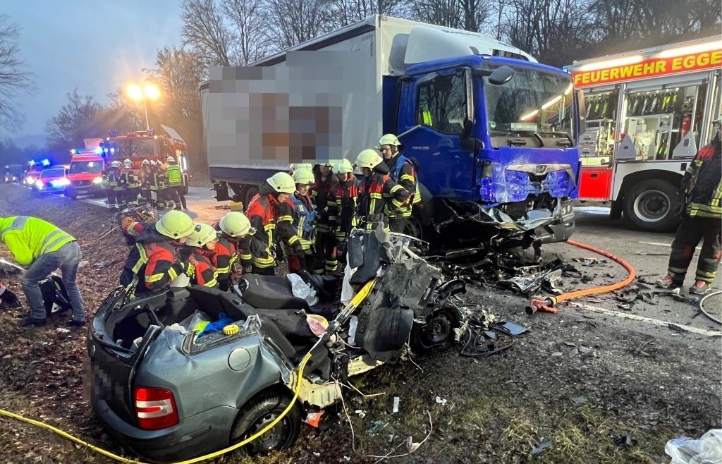 Autofahrer (19) stirbt nach Unfall mit Lkw – B20 bei Eggenfelden stundenlang gesperrt