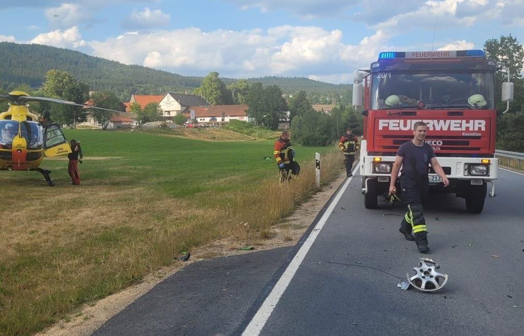 Motorradfahrer bei Zusammenprall mit Auto schwer verletzt: Sanitäter zufällig in der Nähe