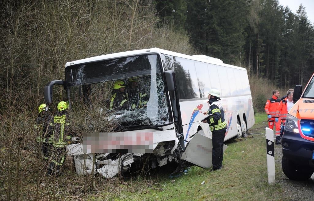 19-jähriger Autofahrer stirbt wenige Tage nach Kollision mit Bus