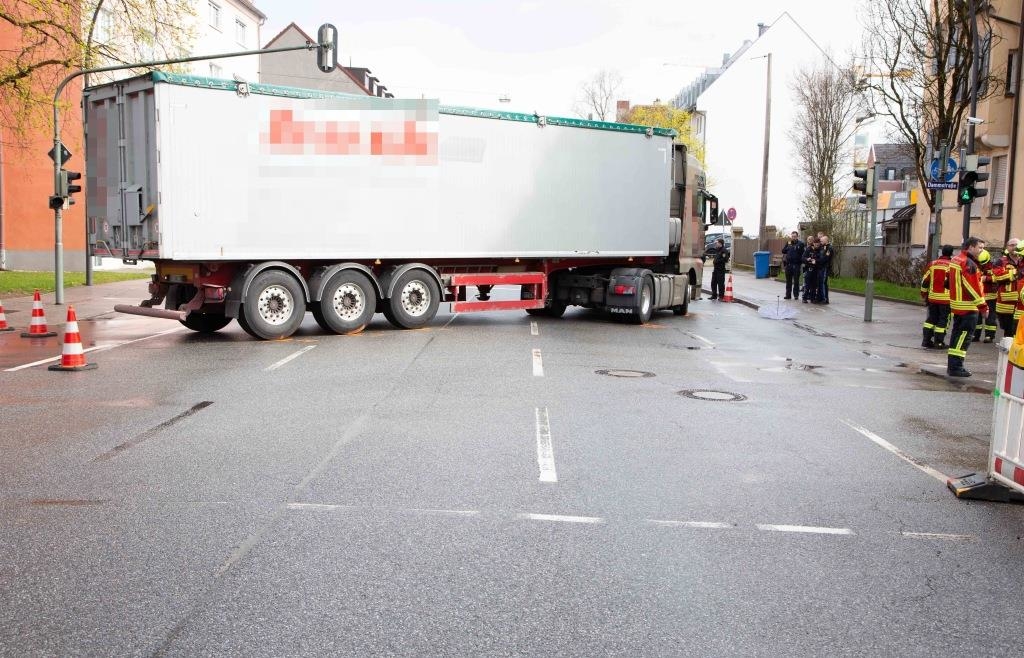 Unfall zwischen Lkw und Fußgängerin: Straßensperrung in Landshut
