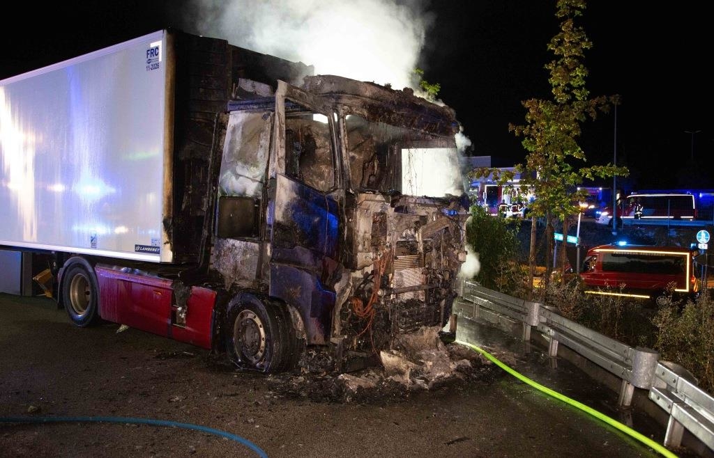 Lkw-Zugmaschine brennt an Tankstelle im Landkreis Landshut aus