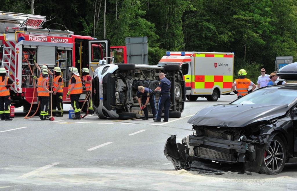 Drei Leichtverletzte bei schwerem Unfall auf der B 12