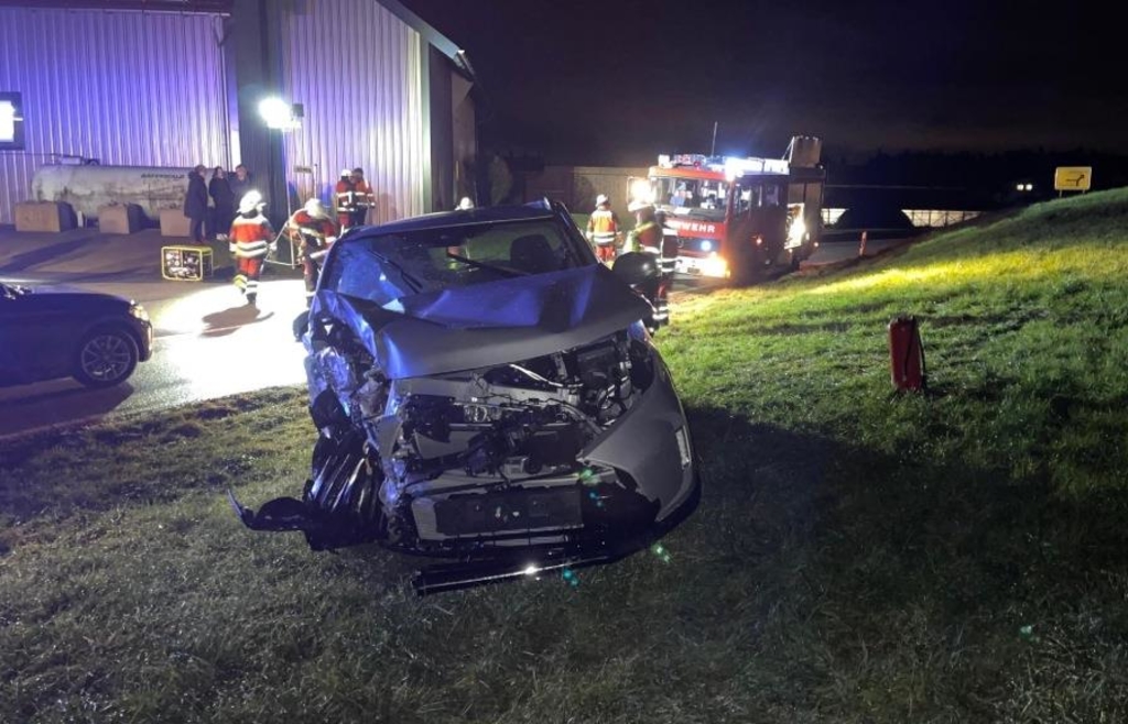 Auto prallt bei Büchlberg gegen Hauswand