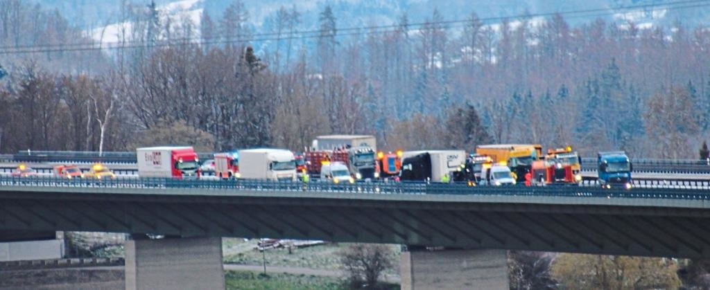 Lkw verkeilen sich auf spiegelglatter Brücke