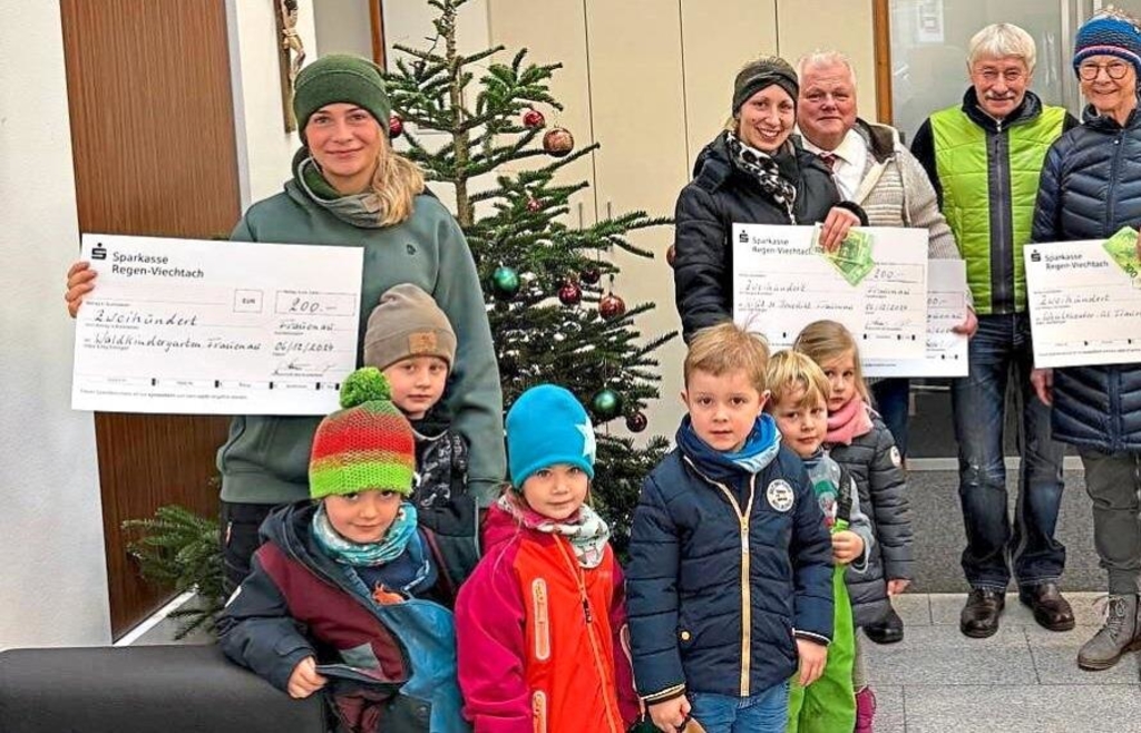 Wolfauslasser vom Team Glaserloppet aus Frauenau überreichen Spenden