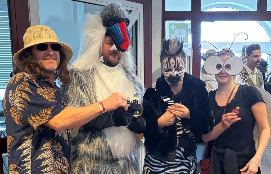 Kollnburger Faschingsregierung stürmt Rathaus: Bürgermeister ergibt ...