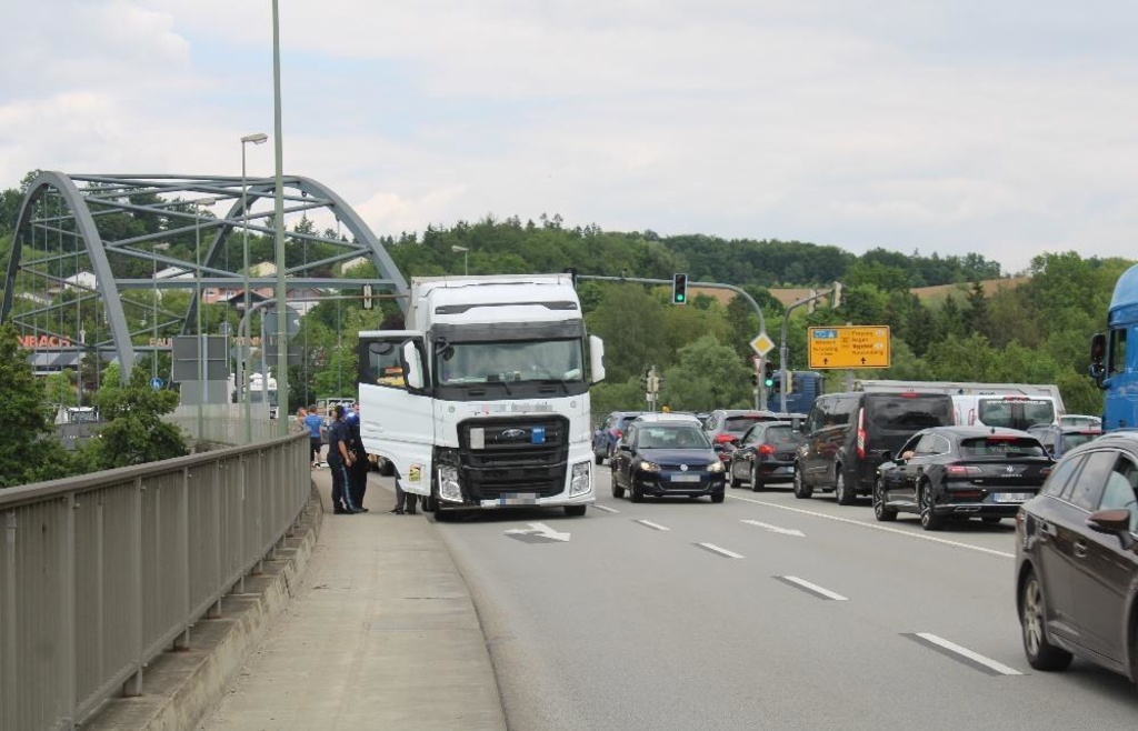 Lkw übersah Auto: Unfall sorgt für Stau rund um Passauer Strauß-Brücke