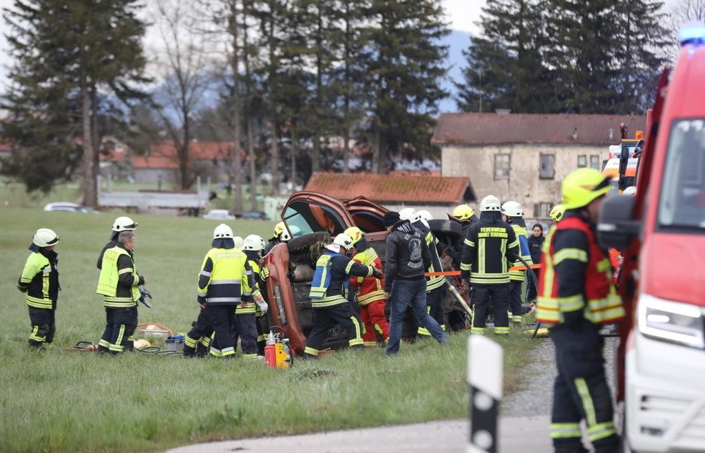 Schwerer Frontalzusammenstoß auf der B304 bei Teisendorf