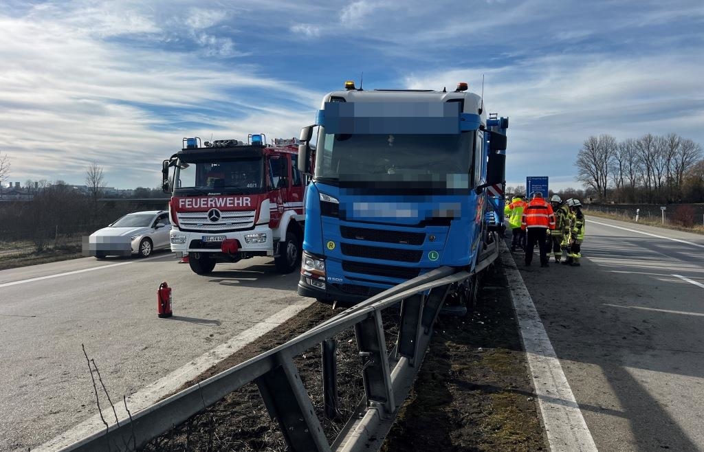 Nach Unfall eines Schwertransporters: Vollsperre auf A92 bei Dingolfing aufgehoben