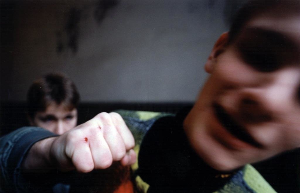Zwei Jugendliche, eine Faust im Gesicht – aber wer ist Opfer und wer der Täter?