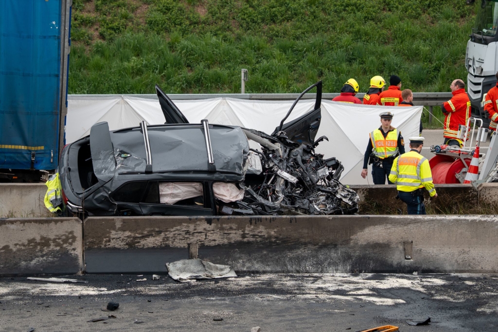 Lastwagen prallt auf A9 gegen Wagen - Autofahrer stirbt