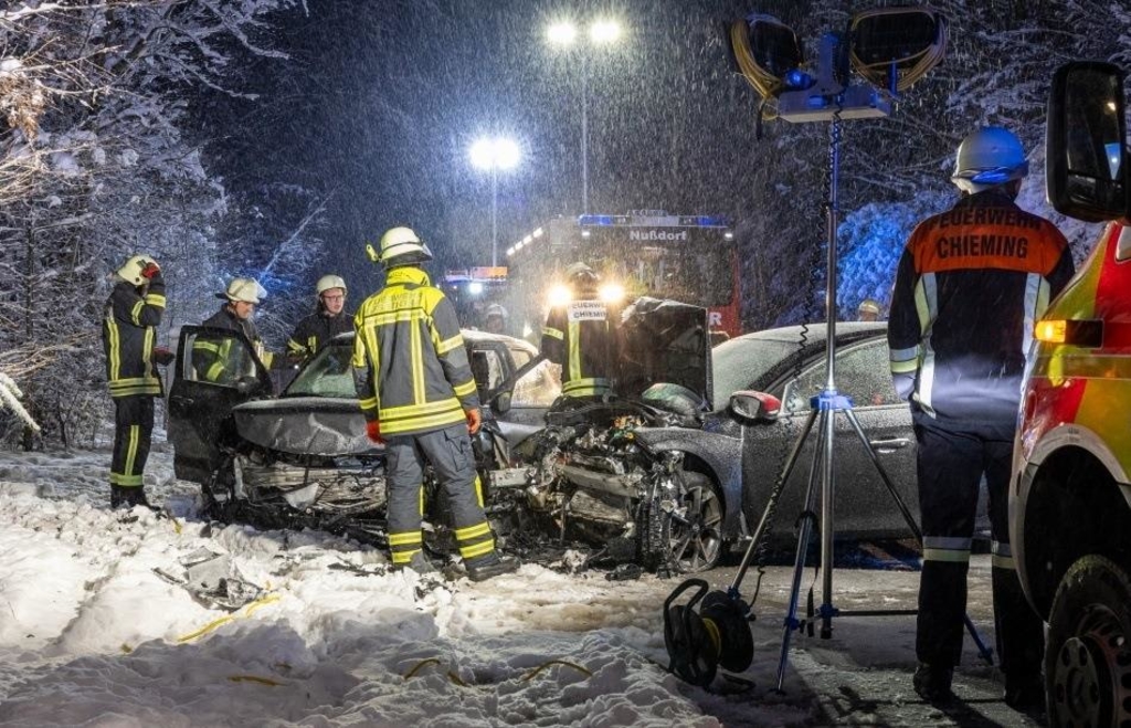Drei Schwerverletzte bei Frontalkollision in Nußdorf