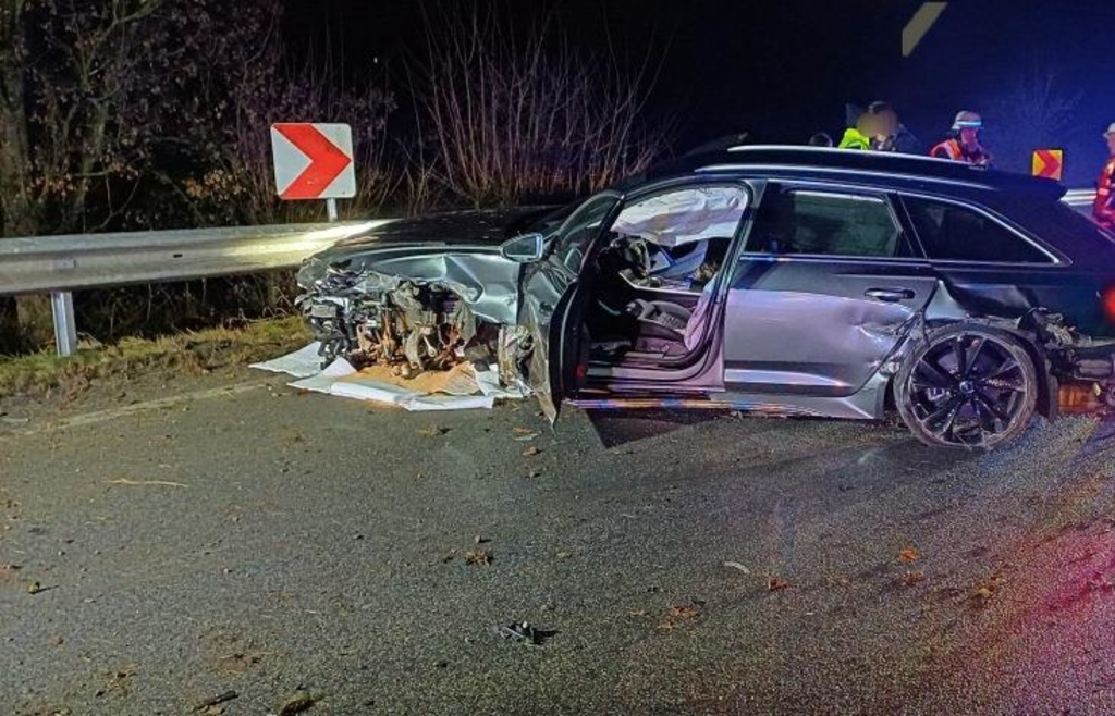 Luxus-Audi prallt auf der B12 gegen Leitplanke: Fahrer unauffindbar
