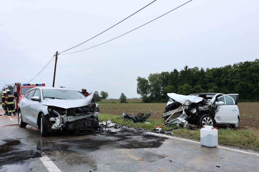 Auto fährt in Gegenverkehr: Zwei Verletzte nach Unfall bei Kraiburg am Inn