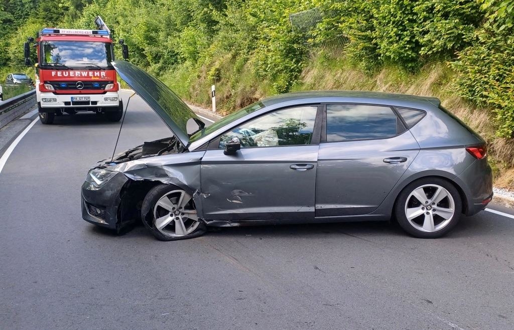Auto gerät auf die Gegenfahrbahn: Vier Verletzte