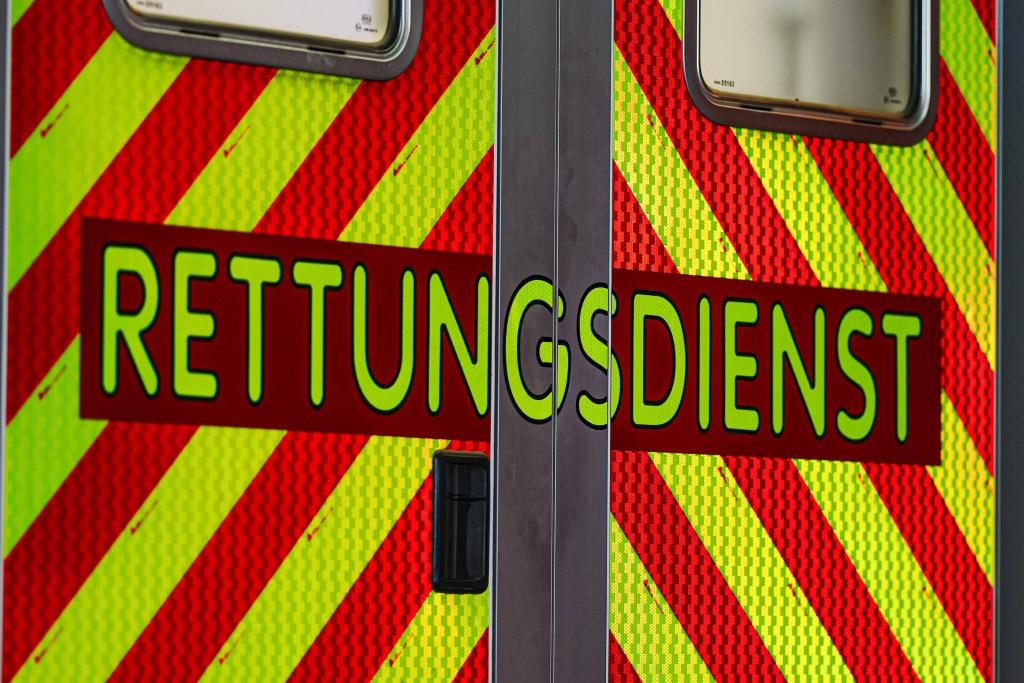 Autofahrerin bei Unfall auf der B533 bei Auerbach schwer verletzt