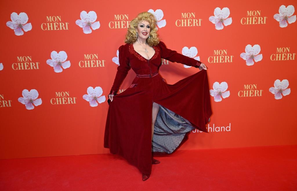 Entertainerin Gloria Gray aus Zwiesel gibt viele Erinnerungsstücke an ...