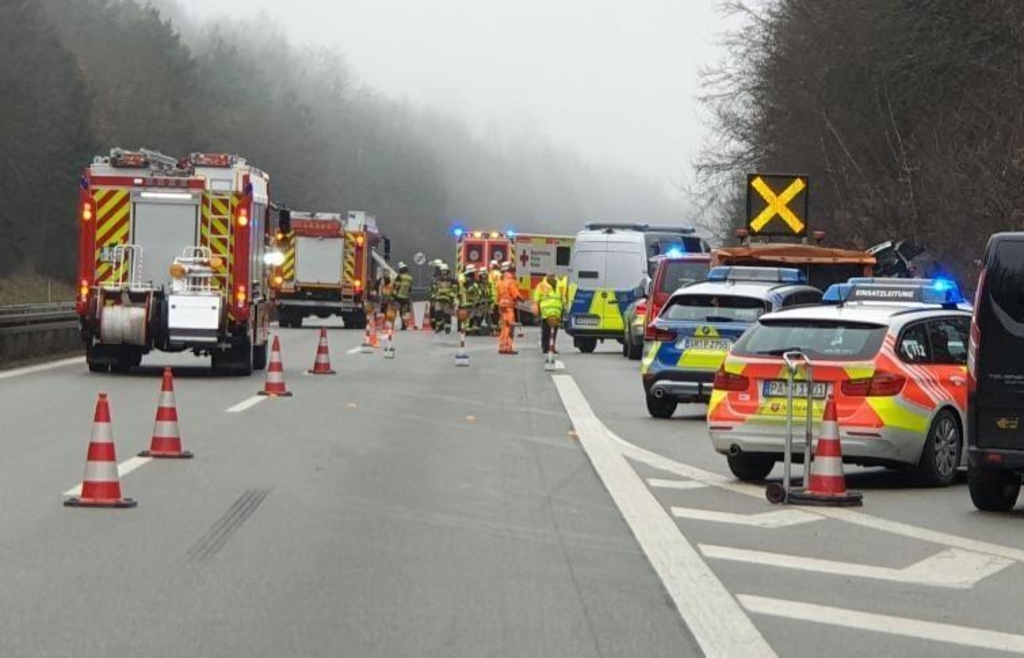 Lkw-Unfall auf A3: Sechs Personen schwer verletzt - darunter drei Kinder