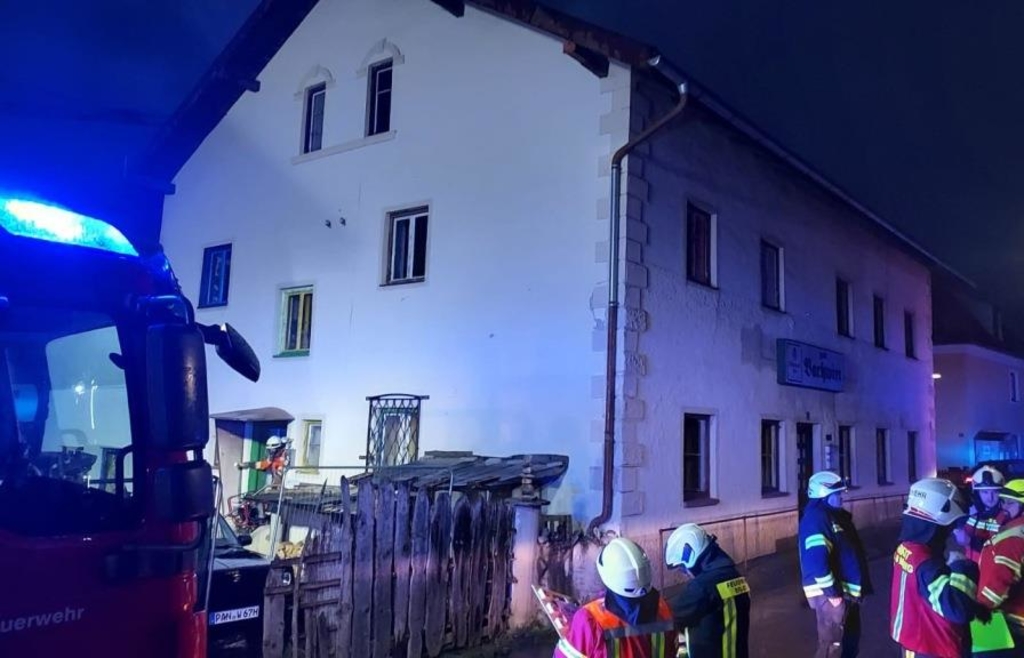 Mann verlässt seine brennende Wohnung in Ering und attackiert Frau in ...