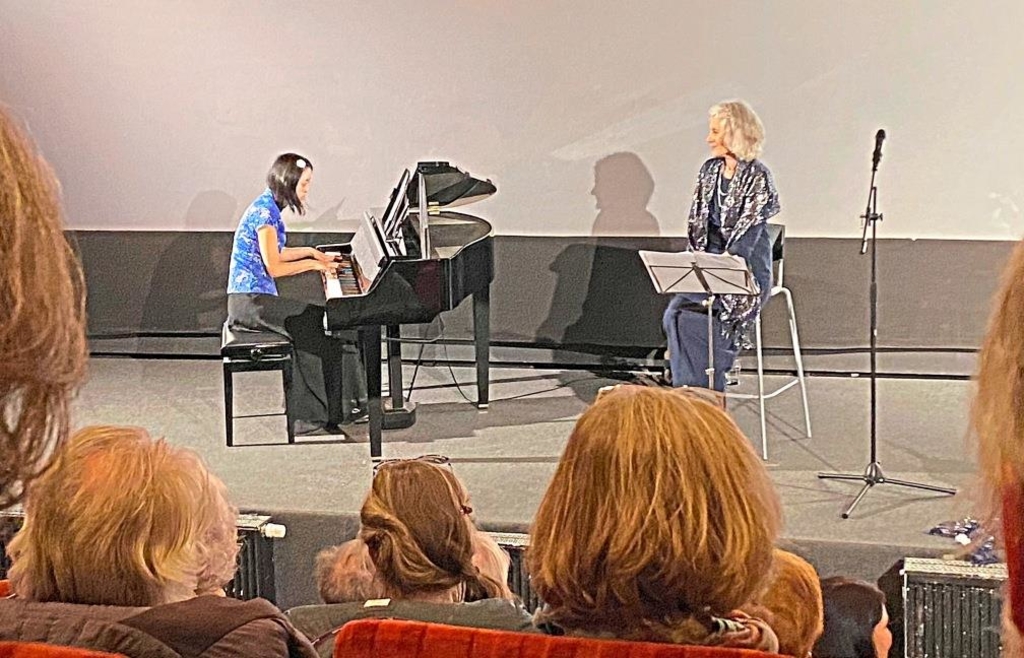 Konzert im Stadtkino Trostberg zeigt die Farbe Blau in all ihren Facetten