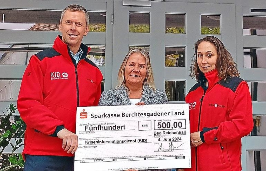 Team des Freilassinger Kleidermarkts spendet 500 Euro für die Helfer in ...
