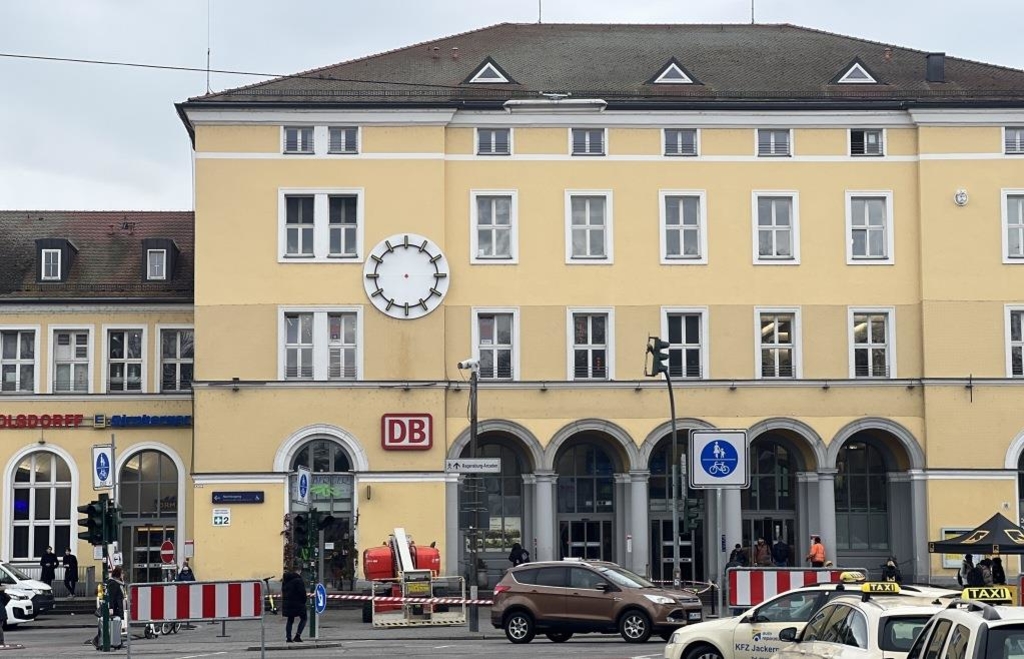 „Edeka Rush“ am Hauptbahnhof Regensburg eskaliert: Polizei muss ...