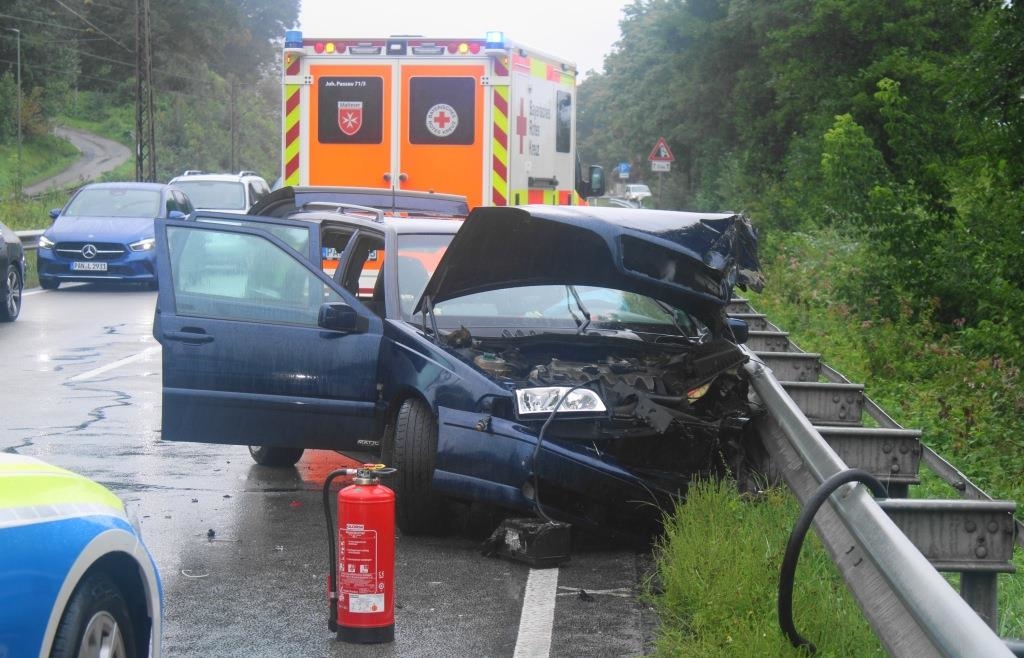 Unfall auf B8 bei Passau kurz vor Löwenwand: Eine Person verletzt